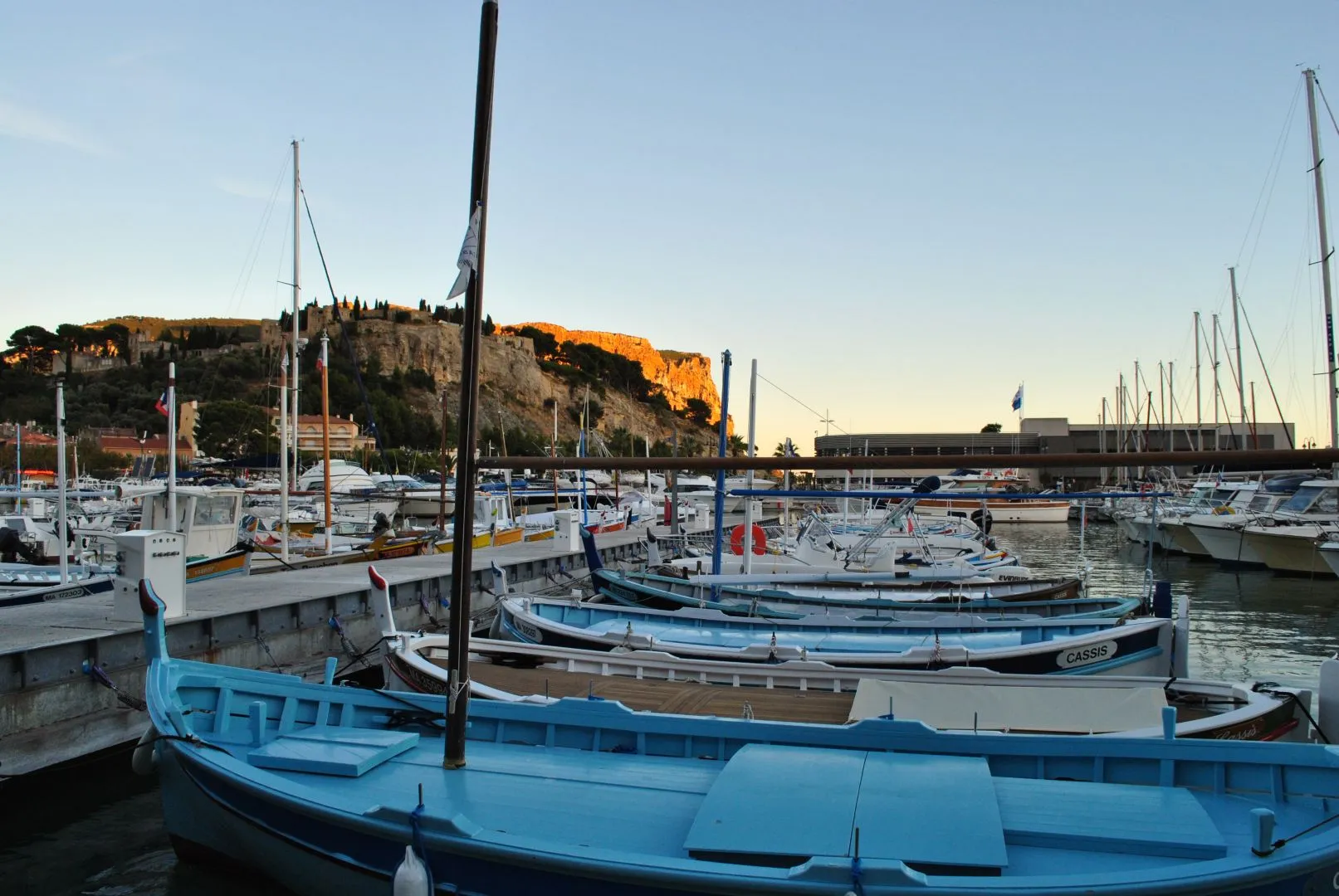 Locations meublées avec vue mer sur le port de Cassis